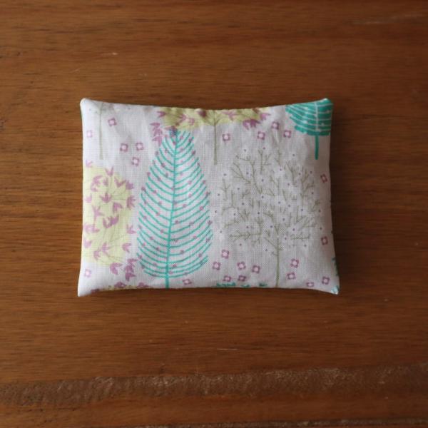 ゆずめろん。さんが作る身体を優しくいたわるアイテム。じんわり優しい温かさを体感してください。■サイズ■約８ｃｍ×約１０ｃｍ　重量：約８０ｇひとつずつ手作りしています。 多少の誤差はご了承ください。生地のカット部分により 柄の出方が異なります...