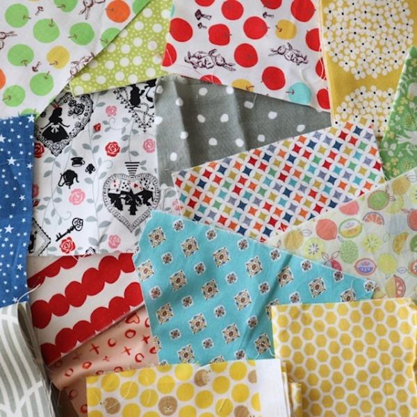 布ナプキンやふんてぃを作る際に出る、コットンのハギレです。ガーランド作りや、小さな小物づくりに。いろいろな柄が２５０ｇ入っています。（２０枚程度）■サイズ■約３ｃｍ〜約１０ｃｍ×約８ｃｍ〜約２０ｃｍカットしたそのままの形のものもございます。...