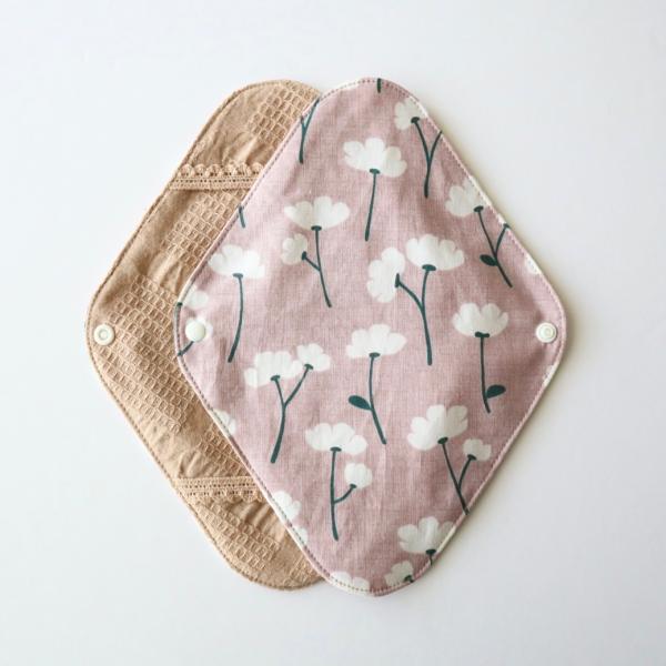 ■サイズ■広げたサイズ：約２４ｃｍ×約１８．５ｃｍ使用サイズ：約２４ｃｍ×約８ｃｍ■素材■表地、ゴム：オーガニックコットン100％中布：透湿防水シート裏地：コットン100%スナップボタン：プラスチック■特徴■・お肌にあたる面をオーガニックコ...