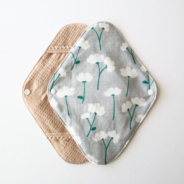 ■サイズ■広げたサイズ：約２４ｃｍ×約１８．５ｃｍ使用サイズ：約２４ｃｍ×約８ｃｍ■素材■表地、ゴム：オーガニックコットン100％中布：透湿防水シート裏地：コットン100%スナップボタン：プラスチック■特徴■・お肌にあたる面をオーガニックコ...