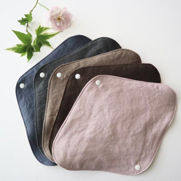 モレない？ズレない？不安を解消！！透湿防水シート入りで、万が一のときも安心の布ナプキンホルダーです。三つ折りにした布ナプキンを挟んで使います。布ナプキンを挟む方の生地は経血が落ちやすいオーガニックコットンなので、万が一ホルダーに経血がついて...