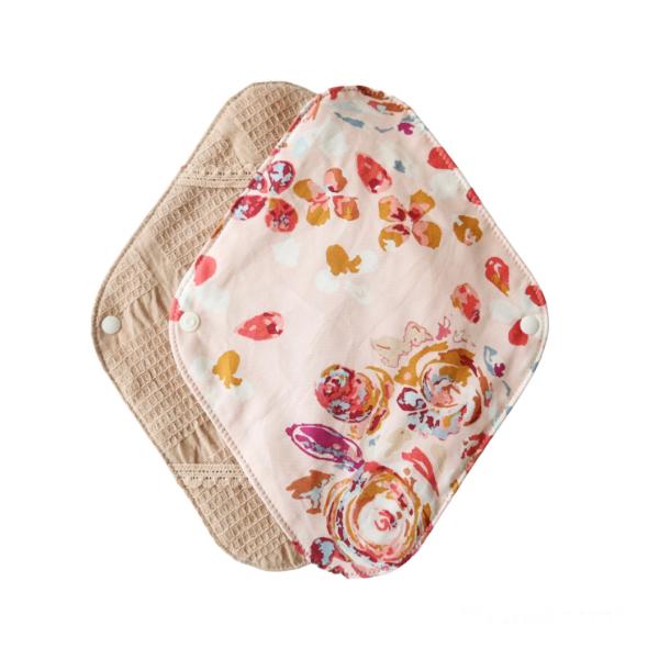 モレない？ズレない？不安を解消！！透湿防水シート入りで、万が一のときも安心の布ナプキンホルダーです。三つ折りにした布ナプキンを挟んで使います。布ナプキンを挟む方の生地は経血が落ちやすいオーガニックコットンなので、万が一ホルダーに経血がついて...