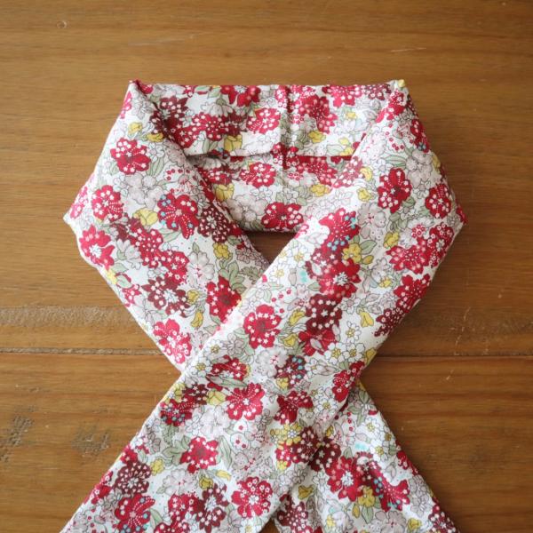 カラダをあっためて、ココロもあったかくなるあずきカイロ。ひとつひとつに、愛がいっぱい詰まっています。肩・首用です。■サイズ■約８ｃｍ×約１００ｃｍ重量：約３００ｇひとつずつ手作りしています。 多少の誤差はご了承ください。生地のカット部分によ...