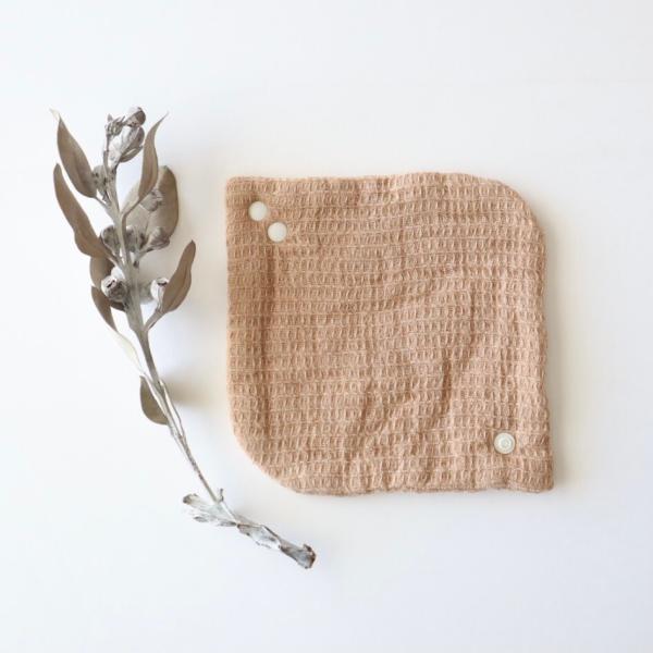 おりものや少量の尿モレに、日々のライナーとして。つけているのを忘れるほど柔らかい使い心地です。ショーツに巻き付けて使います。ふわふわ極上の生地のライナーです。■サイズ■広げたとき：約１８ｃｍ×約２１ｃｍ使用サイズ：約１８ｃｍ×約７．５〜８ｃ...