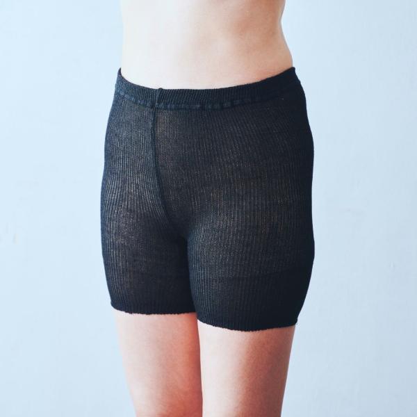 温かく蒸れにくい5分丈スパッツです。光沢がなくコットンのような風合いの「絹紡紬糸」と光沢があり柔らかい肌触りの「絹紡糸」と2種類のシルク糸で温かく蒸れにくいです。下着のラインが気になる時のインナーとしても。■サイズ■Ｍサイズ：身長150-1...