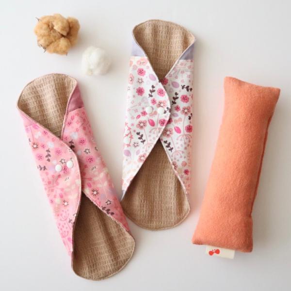 またまわたとポケット付きライナー２枚のセットです。またまわた［真綿のおまたカイロ］は１日中自分の体温で子宮を温めます。肌面がオーガニックコットン「極み」の生地になっているポケット付きライナーにセットして使います。