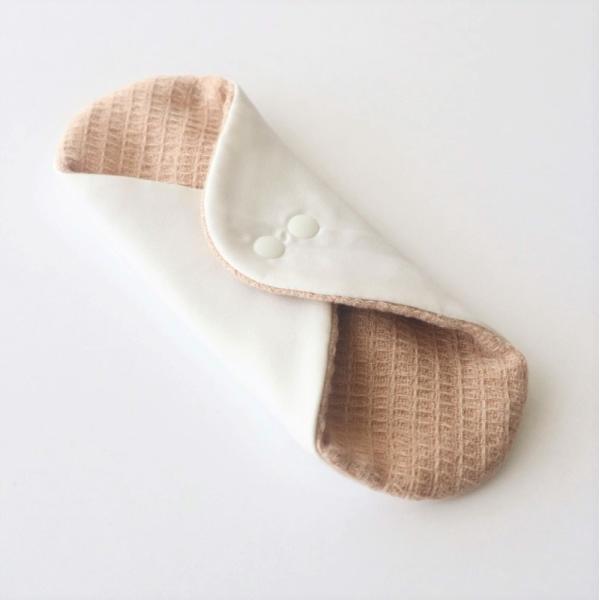 華布のシルクライナー。気になる冷えやおりものに。シルクの面とオーガニックコットンの両面使えます。■サイズ■広げたサイズ：約１８ｃｍ×約１８ｃｍ使用サイズ：約１８ｃｍ×約７〜７．５ｃｍ※伸縮性のある生地を使用しているため、若干の誤差がある場合...