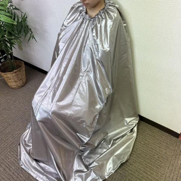 特殊なアルミナ繊維を採用、耐熱性や断熱性に優れているハイブリット繊維で、よもぎ蒸しの温まりが促進されます。落ち着いたグレー色のため、老若男女問わずご利用していただけます。手を出す穴があり、顔をガウンの中へ入れやすくなっています。顔を入れて、...