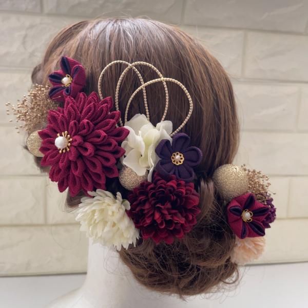 つまみ細工 ダリア＊小花 ＆ピンポンマム 振袖 髪飾り  つまみ細工とアーティシャルフラワーをセットにして、華やかに可愛らしい髪飾りを創りました。つまみ細工小花 、アーティシャルフラワーは一つ一つUピン、ダリア(大花)はクリップピン仕上げで...