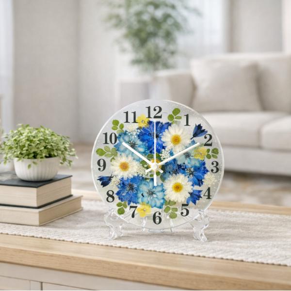 【発売日：2021年05月31日】・押し花をUVレジンでコーティングしたハンドメイドの花時計です。掛け時計・置時計どちらでもご利用いただけます！・円形のアクリル板に数字が印刷してありますので、表面はフラットになっています。ハンドメイドのため...
