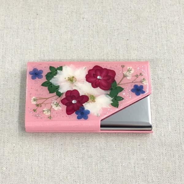 【発売日：2019年01月18日】プロのアーティストによるデザインで、押し花も厳選した物を使用し、1つずつ丁寧に「おはなやさん」がこだわった商品に仕上げています。着色をしていない押し花を使用しているため、お花の色が変化する場合もございます。...