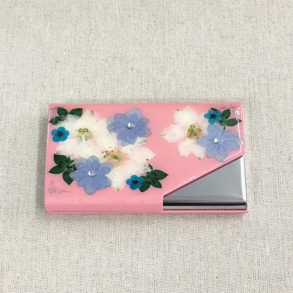 【発売日：2019年01月18日】プロのアーティストによるデザインで、押し花も厳選した物を使用し、1つずつ丁寧に「おはなやさん」がこだわった商品に仕上げています。着色をしていない押し花を使用しているため、お花の色が変化する場合もございます。...