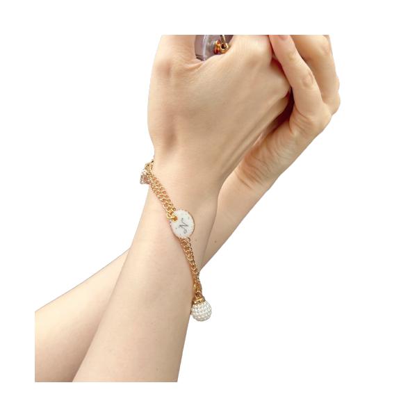 ゴールドチェーン2連がスマートフォンを持つ手元を華やかに彩ります。軽くてしなやかなチェーンが肌に優しくフィットし、ストラップ部分もしっかりした作りです。パールチャーム、ラインストーンチャーム、レースフラワーの押し花が入ったリングチャーム、イ...