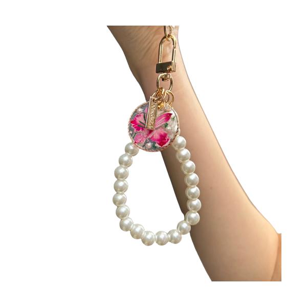 スマホハンドストラップに可愛いパールチャームとピンクリングチャームをつけました。キュートなチャームがアクセントになり、一瞬にしておしゃれ度を高めてくれます。スマホを使うことが多いあなたへ贈る、可愛くて実用的なハンドストラップです。※ゴールド...