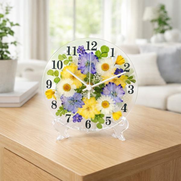 【発売日：2024年09月06日】・押し花をUVレジンでコーティングしたハンドメイドの花時計です。掛け時計・置時計どちらでもご利用いただけます！・円形のアクリル板に数字が印刷してありますので、表面はフラットになっています。ハンドメイドのため...