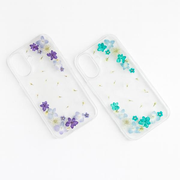 【発売日：2025年10月15日】・クリアハードケースに、押し花をＵＶレジンでコーティングしたスマホケースです！　（注）iPhoneケースは、iPhone16シリーズより、二種類の素材を組み合わせた一体成型ハイブリッドケース（TPU素材のフ...