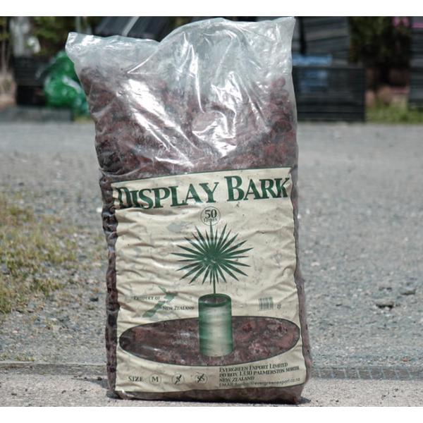 ●品種の特徴ニュージーランド産のラジアータパイン（ラジアタパイン・マツ科マツ属の樹種）のバークチップです。落ち着いたダークブラウンの色合いが緑を引き立てます。お庭の雑草予防剤として、コガネムシの産卵防止として利用できます。夏は土壌の高温化を...