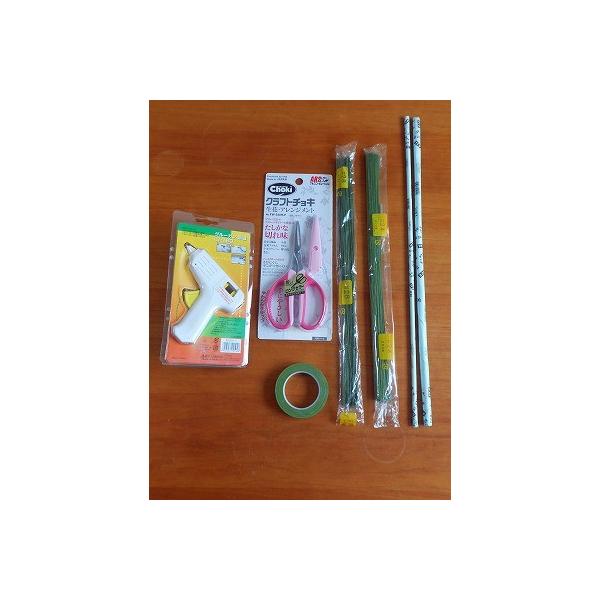 商品詳細花材▲グルーガン低温タイプ・フローラルテープ・裸ワイヤー＃２４・＃２８各200本入り 地巻きワイヤー＃２４・＃２８各200本入り お願い・　　　　　　お取り扱い▲問屋在庫により、納期の変更あります。特徴手作り花キットに使用する道具です。