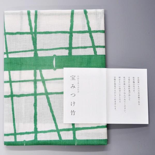 祝い文手ぬぐいは、なめらかで上質な肌触りの特岡の生地を使用し、京都の京友禅浸透染の技法で染めています。京友禅浸透染は裏側まで染料をじゅうぶんに浸透させるため、通常の染め方よりも時間を要し、熟練の職人の勘所を必要とします。また、耐久性の高い手...