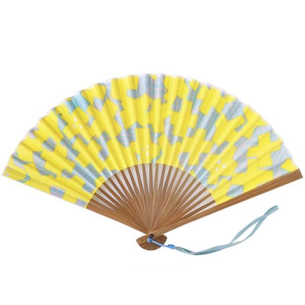 華市松の扇子は、各界で活躍する作家がデザインしたオリジナルの扇子です。扇面には風合いのある綿生地を京友禅浸透染の技法で染めたものを使用し、生地の裏側まで染料を浸透させることで、美しく上質な布扇子に仕上がっております。また、扇子の両側にある親...
