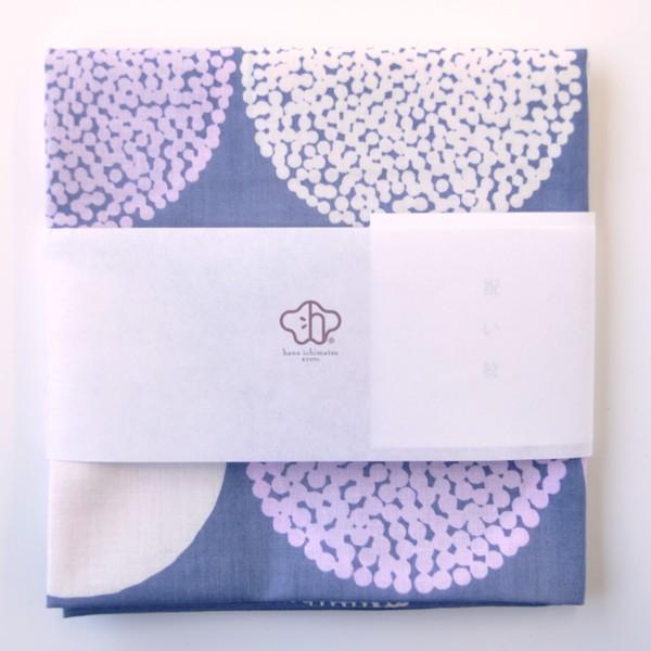 お弁当を包んだり、ひざ掛けに使ったり、扱い易いコンパクトサイズのファブリックです。薄手の目の細かい綿生地を使用していますので、畳むとコンパクトになり、旅先でも重宝します。京友禅浸透染で裏面までじゅうぶんに染料を浸透させています。＜京友禅浸透...