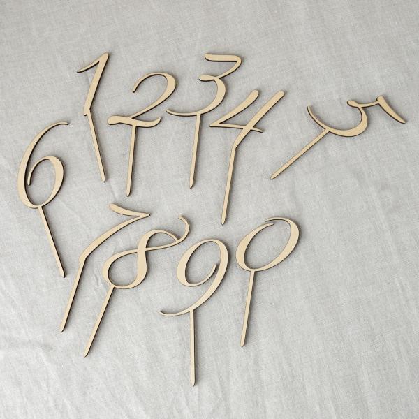 木製のケーキトッパー お好きな数字2本をお選びください。◆商品情報サイズ（約）　幅28〜50 × 高さ100〜127 mm厚さ　3mm素材　木製（シナ合板）※食品に触れる部分にラップフィルムやアルミホイルなどを巻いてご使用ください。