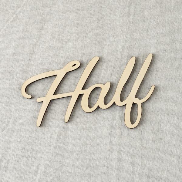 木製のレターバナーこちらのお品は「Half」のレターバナーのみです。「Happy Birthday」のレターバナーと組み合わせてお買い求めください。◆商品情報サイズ（約）　幅132 × 高さ75 mm厚さ　3mm素材　木製（シナ合板）