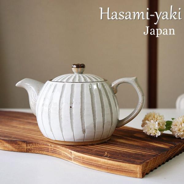 温かみを感じるのは、丸くぽってりとした土もの特徴。なんとも可愛らしく思わず 「ほっと」します。蓋の取ってのところが、お花の形をしている点も小さなポイント。愛らしいお気に入りのポットで、緑茶でもコーヒーをお楽しください。--内容／急須（単品）...