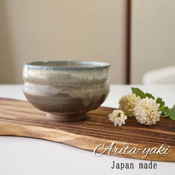 花器を多く製作する有田焼の窯元が手掛けた抹茶茶碗です。華道のセンスに応えてきた窯元らしく、上品でお洒落な雰囲気。釉薬の自然なタレ・掛かり具合に高級感を感じます。一つ一つ轆轤（ろくろ）成形の手仕事ですので、不均一な1点ものの雰囲気がありながら...