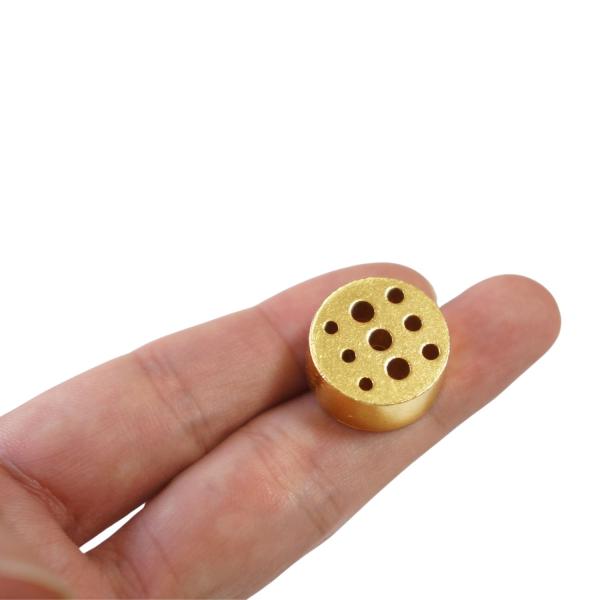 ※単品でのお届けになります。サイズ／約 直径2cm　高さ1cm　重量15g素材／真鍮製--香炉や香皿と組み合わせてお使いください。太さの異なるお線香に対応。また、複数本同時に立てることが可能です。コーンタイプも上に乗せることができます。色々...