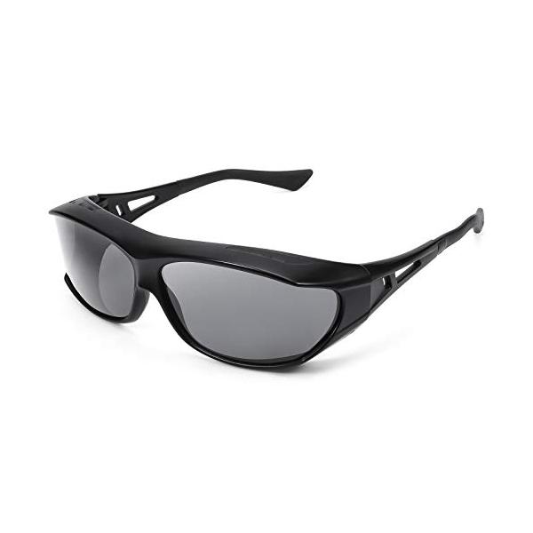 カラー：ブラックフレーム・ブラックレンズスタイル：偏光サングラス【偏光＆オーバーサングラス】偏光レンズを採用しており、乱反射をカットして、光を一方向だけで通過させることで、眩しさの原因となる乱反射などのギラつきを抑え、目に優しい光を取り込っ...