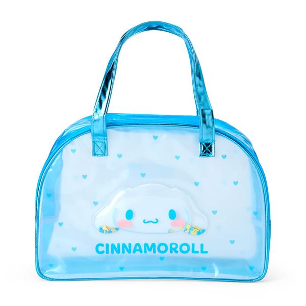 カラー：クリアボストンバッグ シナモロール本体サイズ：約幅35×奥行12×高さ25cm（※持ち手含まず）持ち手の長さ:約44cm。主な材料・原料：PVCファスナー式開閉。内側:吊り下げオープンポケット1。お名前スペース付き。対象年齢3才以上...