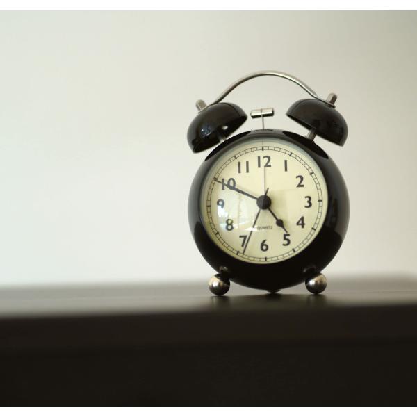 カラー：ブラックサイズ：直径9cmスタイル：クラシック1【クラシックベルアナログ時計】おしゃれでアンティークなベル式目覚まし時計が復活。2【長持ち塗装】背面以外はスチール製で頑丈、塗装に艶がでます。3【静音ムーブメント】静音タイプのムーブメ...
