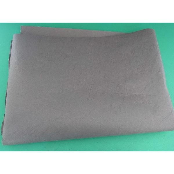 【詳細】鉢キャップ素材の不織布を1m単位でお届けします。地植えや角型鉢のコガネムシ・雑草対策にお好みの形に切ってご使用ください。普通のハサミやカッターで簡単に切断できます。透水性があるのでそのまま水やりが出来ます。どちらを表面にしても大丈夫です。