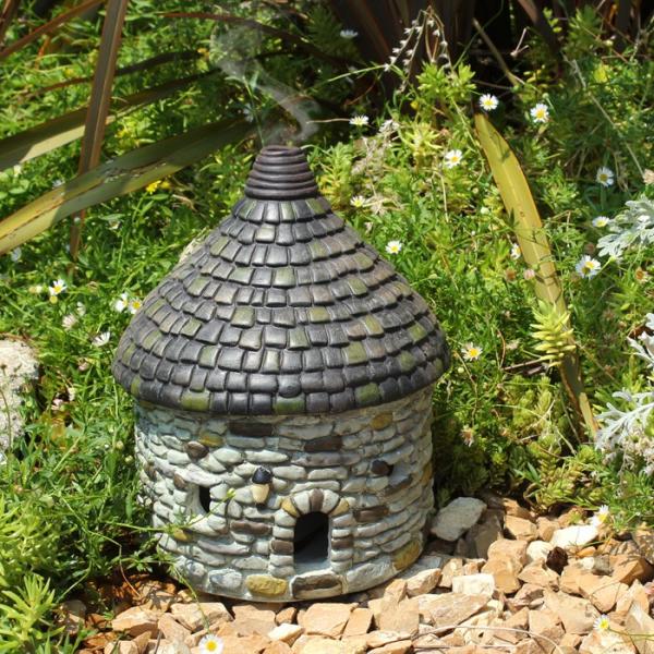 【送料無料】同梱可のオーナメントや鉢などとまとめてお届けできます。 お庭の緑の中に飾っても超ステキ【商品名】蚊取り線香入れ オーナメント 童話の小人の家【型番】13467【サイズ】約　幅　18cm　奥　18cm　高さ　22cm【重量】約1....