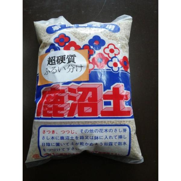 平和印の鹿沼土です。大きさは、写真のとおり５ｍｍ前後です。2パックまで送料は、同じです。