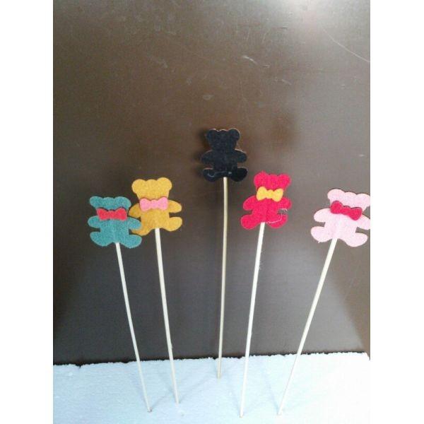 高さ５ｃｍのフェルト製のクマです。棒の長さを入れると３１ｃｍです。色は、オレンジ、緑、赤、薄茶の４色です。後ろは、写真のとおり黒です。　