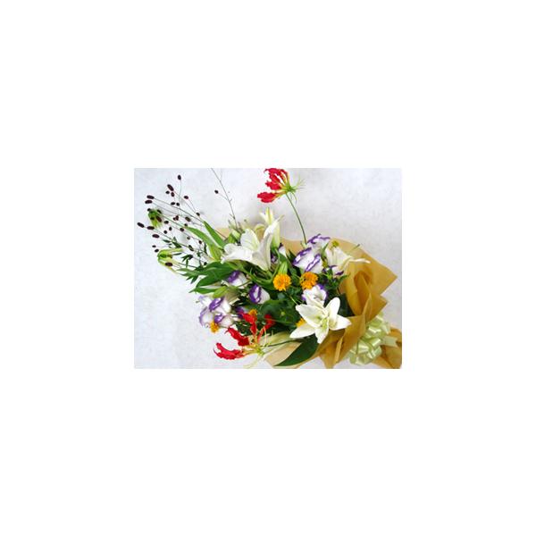 赤と白、紫の対比がとても「寿！」な感じの花束です。白いユリとトルコキキョウ、渋めのラッピングが長寿のお祝いにおすすめです。【使用花材】ユリ、トルコキキョウ、グロリオサ、季節の小花、季節のグリーン＊季節や天候、仕入れの状況等により、写真とは異...
