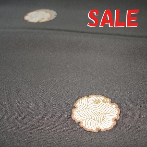 墨茶の地色がシックな京型友禅の小紋です。◎小模様の雪輪文を散らしたのみの、すっきりと洗練されたデザインです。雪輪の中は金彩で波と小花が描かれています。◎落ち着いて控えめな意匠は、茶道の詫び侘びにも通じ、カジュアルなお茶会やお稽古などの小紋と...