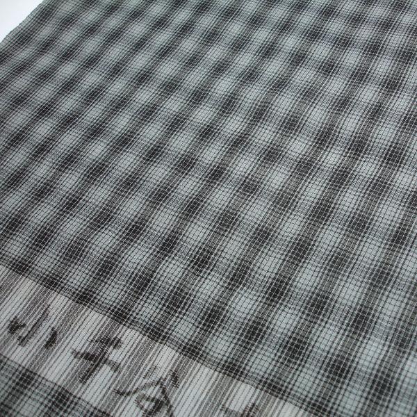 夏のきもの地、小千谷縮の反物です。麻100％、幅約40cm(1尺5分)×長さ約12.5m。◎さらっとした麻の特性と縮（ちぢみ）の風合いが相まった涼やかな織物です。◎太細の線の組み合わせでぼかし効果のある格子を表現しています。◎男性向きですが...