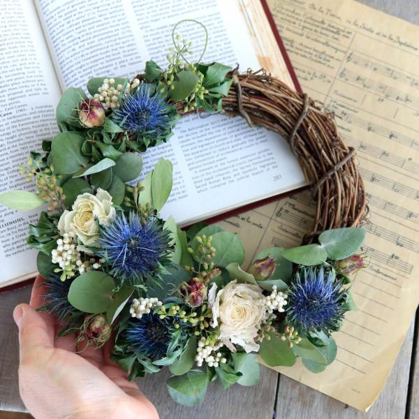 このページでは、ナチュラルインテリアや北欧風インテリア・ボタニカルインテリアにおすすめなデザインのリース・スワッグ・ブーケを不定期更新でUPしています。ホワイト系のラナンキュラスにブルーのエリンジュームが大人っぽくてかわいいナチュラルなドラ...