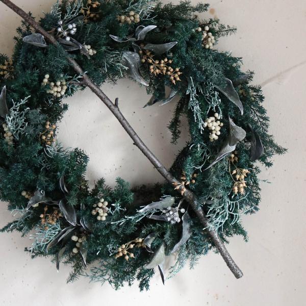 【数量限定・１点ものページにつきまして】このページでは、ナチュラルインテリアや北欧風インテリア・ボタニカルインテリアにおすすめなデザインのリース・スワッグ・ブーケを不定期更新でUPしています。富良野の冬の静かな深い森を思わせる針葉樹。冬を感...