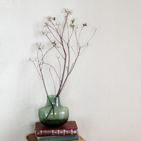 【商品説明】大ぶりの枝に白い雪の花が付いたようなシックでおしゃれなナンキンハゼの木のドライフラワー。バスケットや低めのフラワーベースに枝を生かして飾るとまるで洋書にでてくるようなボタニカルでナチュラルインテリアに。ユーカリ銀世界ロングやユー...