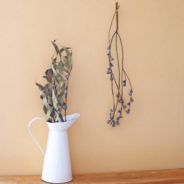 ユーカリのドライフラワー。グレイッシュな実がおしゃれなグロボラス(グロボーサ)という種類です。すらりとした枝にコロンとしたマットな質感の実。フラワーベースに挿して飾るだけでボタニカルでおしゃれです。実がたっぷりついた【葉なし】笹葉のシックな...