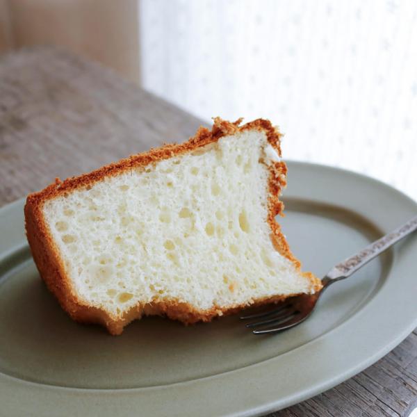 大雪なたまごを贅沢に使ったふわふわしっとりプルンとシフォンケーキです。富良野花七曜の工房で1つずつ丁寧に焼き上げています。香り豊かな北海道産小麦に、ファームレラさんの大雪なたまごバターとミルクで作るシフォンケーキはそのままで手に取って頬張り...
