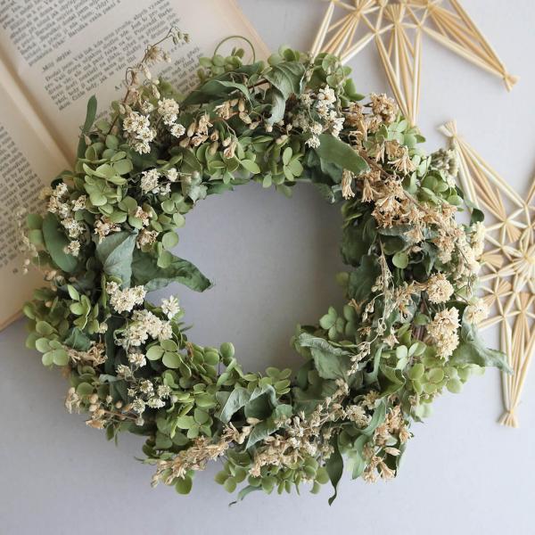 アジサイアナベルにアキレアパールやウツギのキナリ色のお花を合わせて素朴でナチュラルなドライフラワーリースに。白い壁にさりげなく映えるシンプルで飽きがこないデザインが魅力。ナチュラルな北欧インテリアやグリーンや枝ものと合わせてシンプルなあしら...