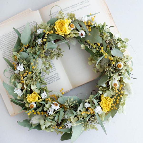 このページでは、ナチュラルインテリアや北欧風インテリア・ボタニカルインテリアにおすすめなデザインのリース・スワッグ・ブーケを不定期更新でUPしています。春色かわいい黄色のラナンキュラスとミモザに優しい色味のグリーンとアンモビュームのホワイト...