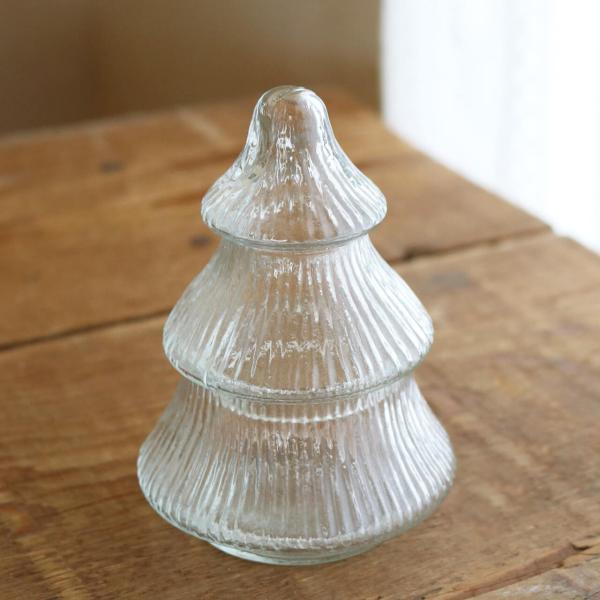 ガラスの小さなツリー型のキャニスター。透明感のあるクリアカラーです。野バラの実や白樺の枝などのドライフラワーと合わせて飾ったり、LEDライトと合わせて飾ってもおしゃれ。おいて飾るだけで大人シンプルなクリスマスインテリアにもおすすめです。カラ...