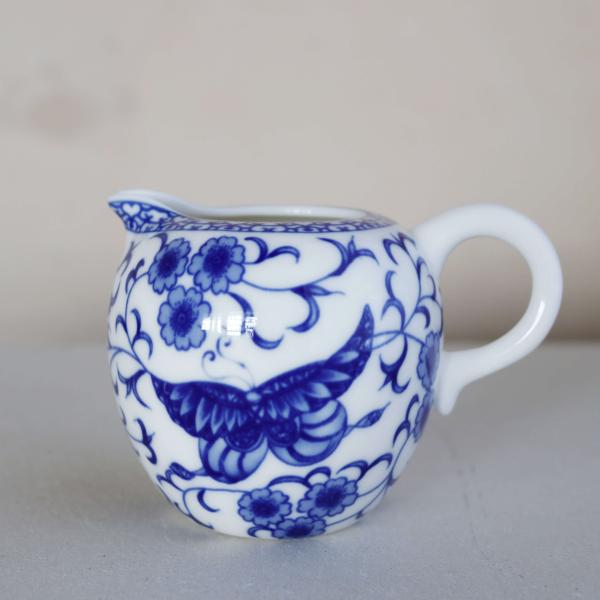 【商品説明】青絵の蝶と唐草、お花がかわいい陶器製ミニピッチャー。ぽっちゃり丸いフォルムにシノワな雰囲気でおしゃれ。ミルクを入れてコーヒーやティータイムのお供はもちろん、ちょこっとお花を飾ったり、ミニブーケを挿してもいい感じ。小さめサイズなの...