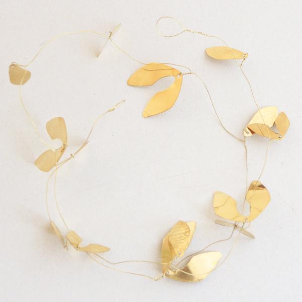 リースやスワッグとあわせて飾るととてもおしゃれ。たおやかでシンプルな真鍮製のリーフガーランドです。ぐるぐる巻いてリースのように飾ったり、白樺の枝やナンキンハゼに絡めてかざってもおしゃれ。シンプルでナチュラルなインテリアにどうぞ。